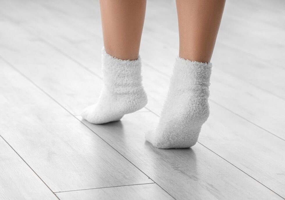 Frío en el suelo: Causas y soluciones de aislamiento - Inyectamos Ahorro